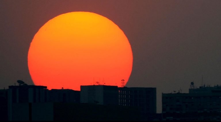 Por que o sol fica vermelho quando nasce ou se põe?